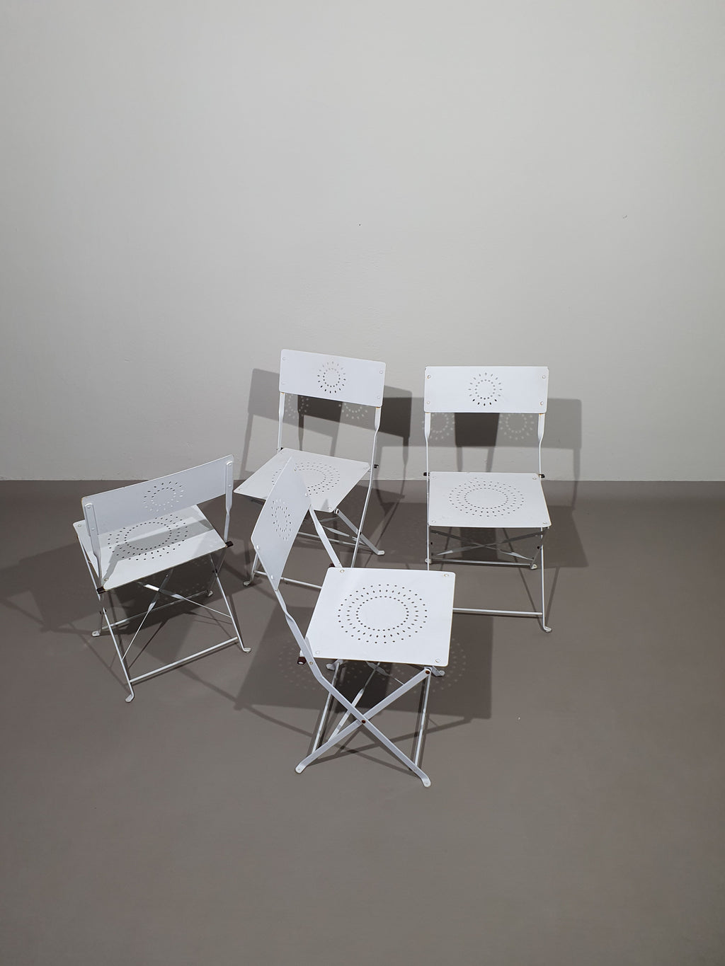 4 x solid metal folding chairs 80s – Logohuman