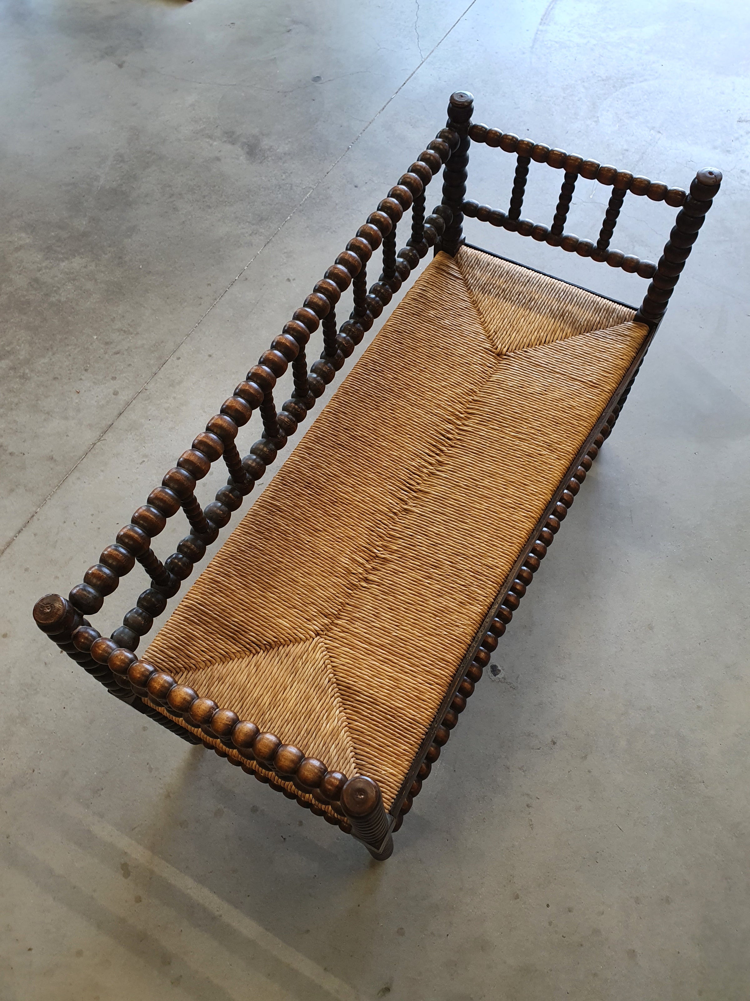 Vintage Bobbin Bench rush seat. Gedraaide Poten. Knobbel bankje 1920 ...