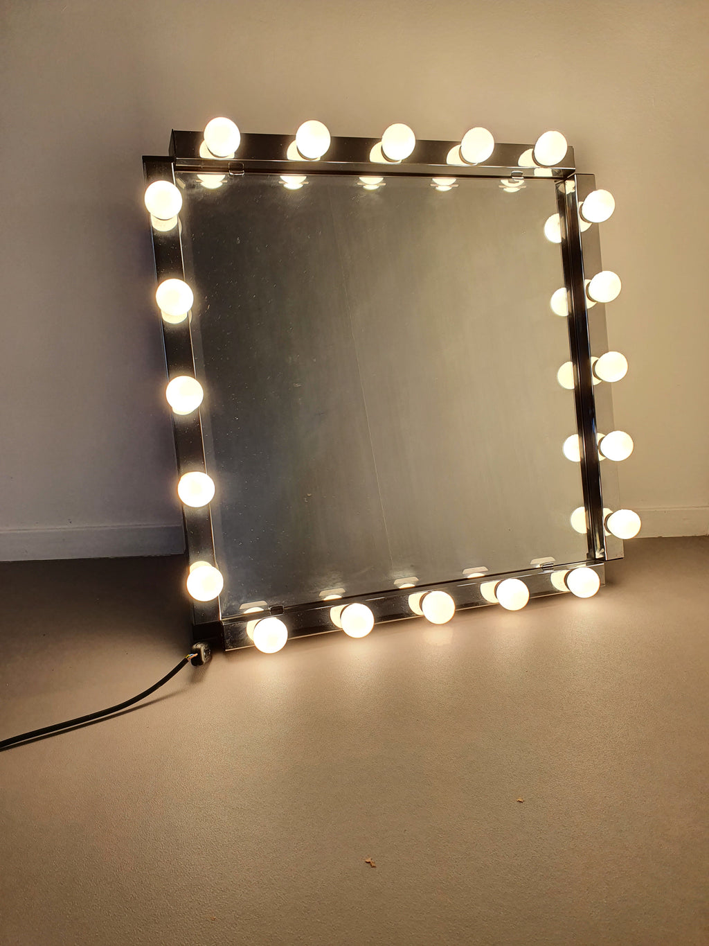 Theatre mirror 70 x 70 x 15cm – Logohuman