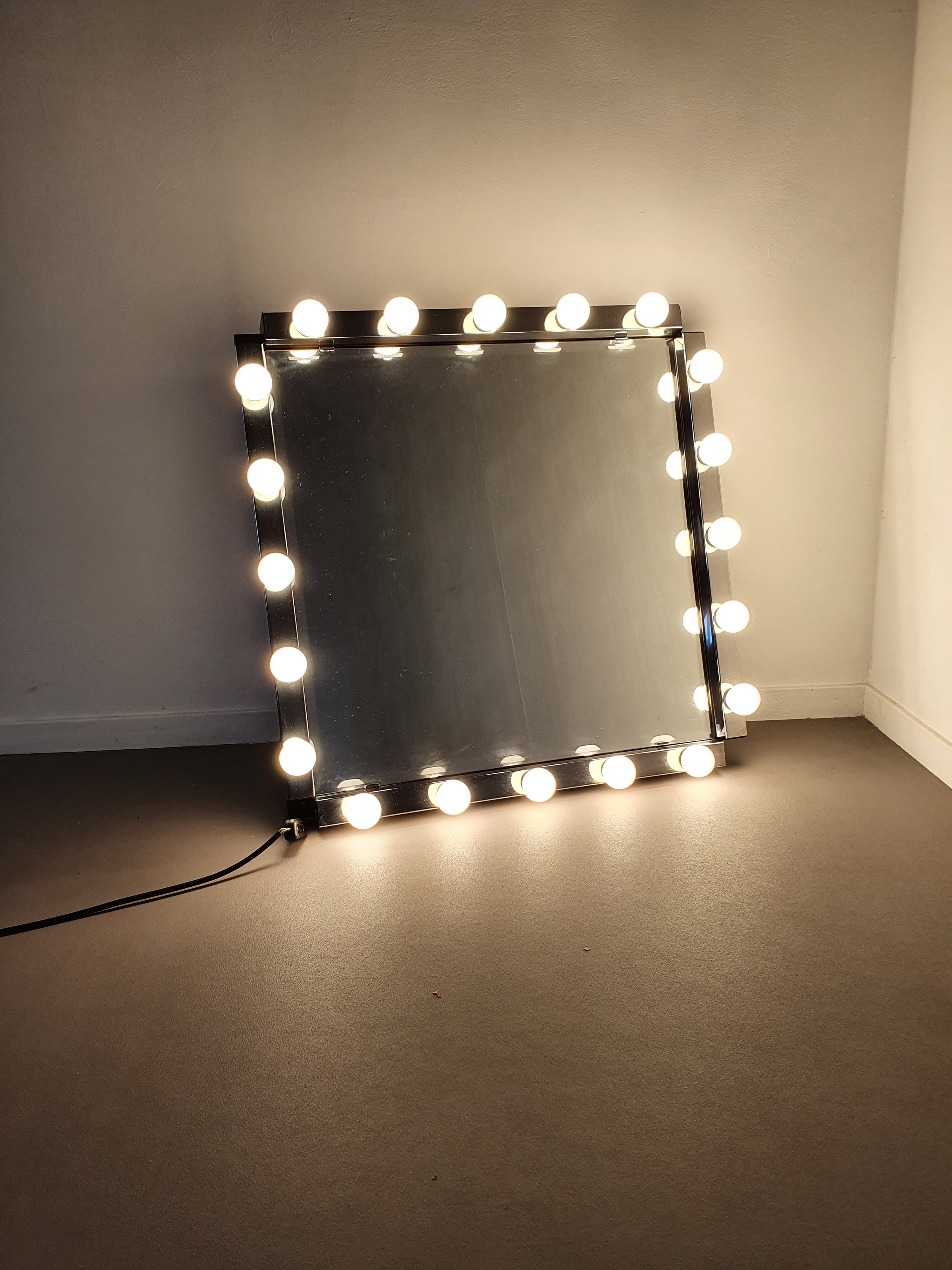 Theatre mirror 70 x 70 x 15cm – Logohuman